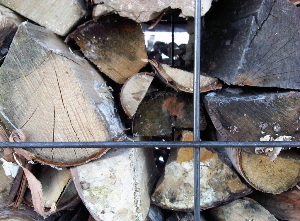 La cabane Woodpile : empiler du bois pour rester au chaud - la-mini ...